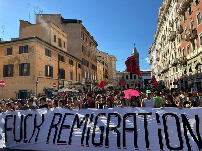 Corteo remigrazione Roma: cori “Duce, duce” e saluti romani. Fiamme a ...