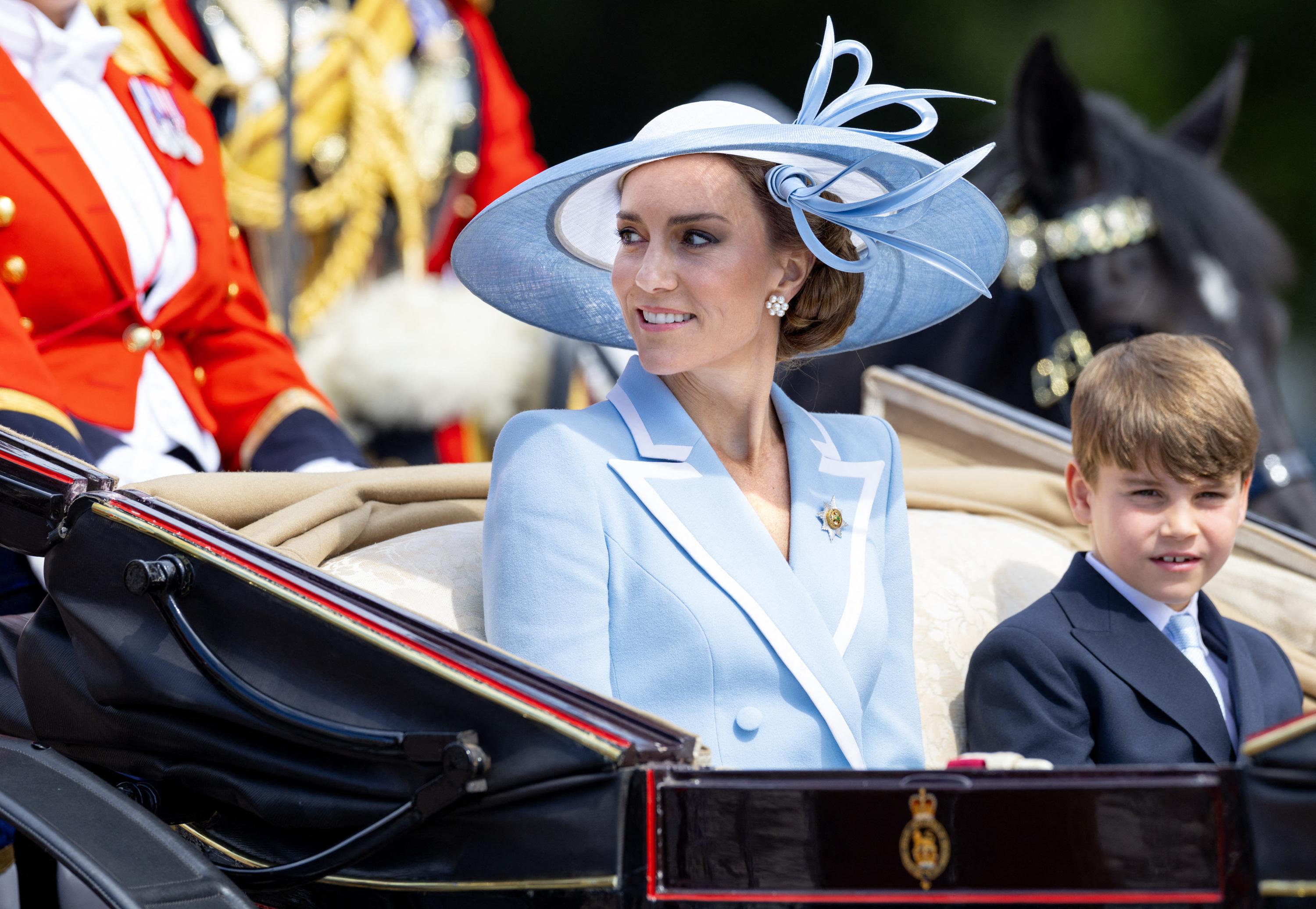 À Trooping the Colour, Kate Middleton mise sur un chignon de côté ...