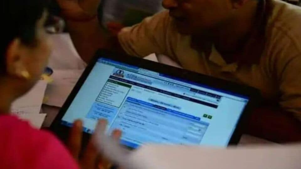 Should a housewife file income tax return? How does it work?