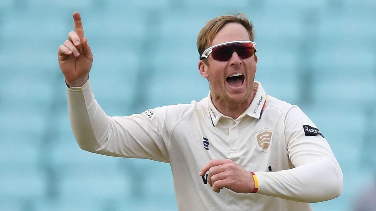 Essex on top as they force Foxes to follow on