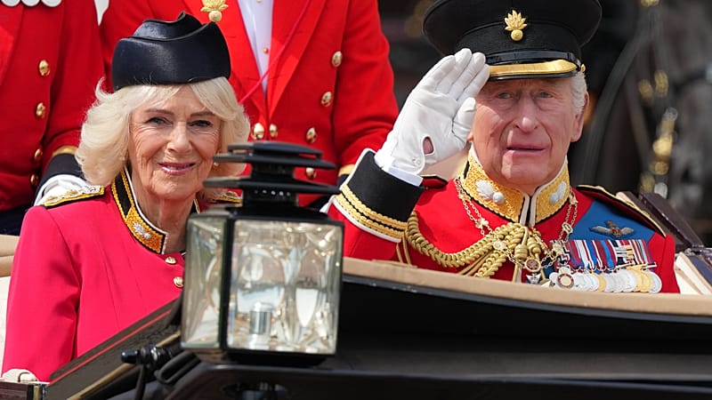 Tausende feiern in London Trooping-the-Colour-Parade