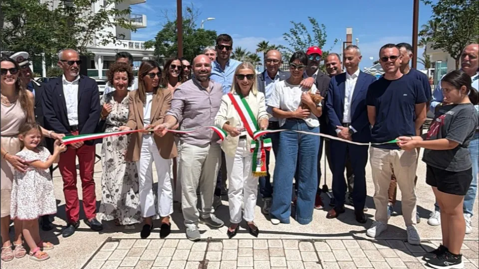 A Cattolica inaugurano la piazza Giardini De Amicis e la vasca di prima ...