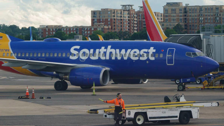 Southwest Airlines planes collide on tarmac, passengers share scary ...