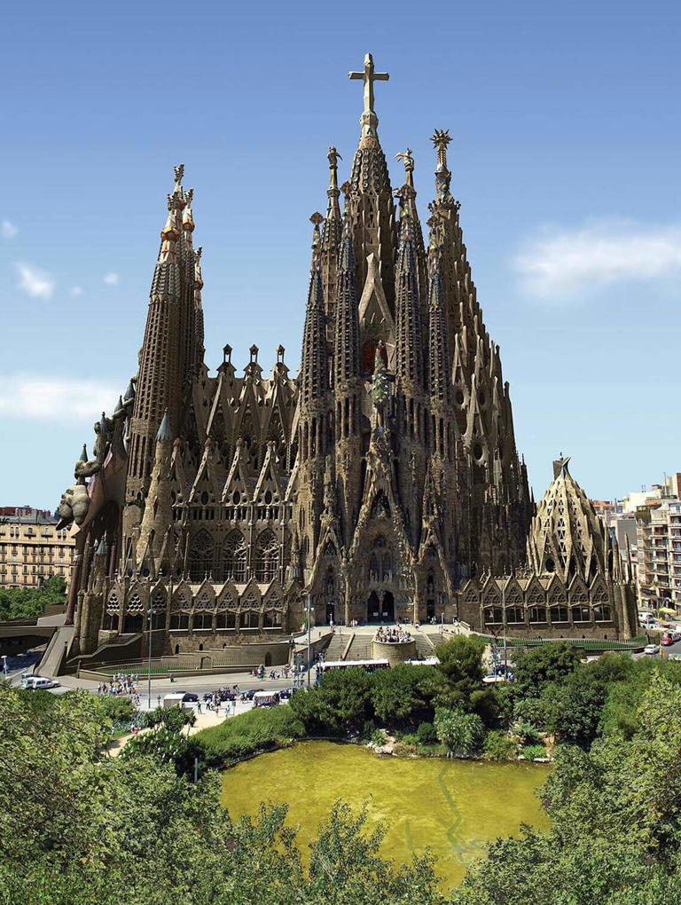 La Sagrada Familia, la interminable obra de Gaudí, bendecida por el Papa