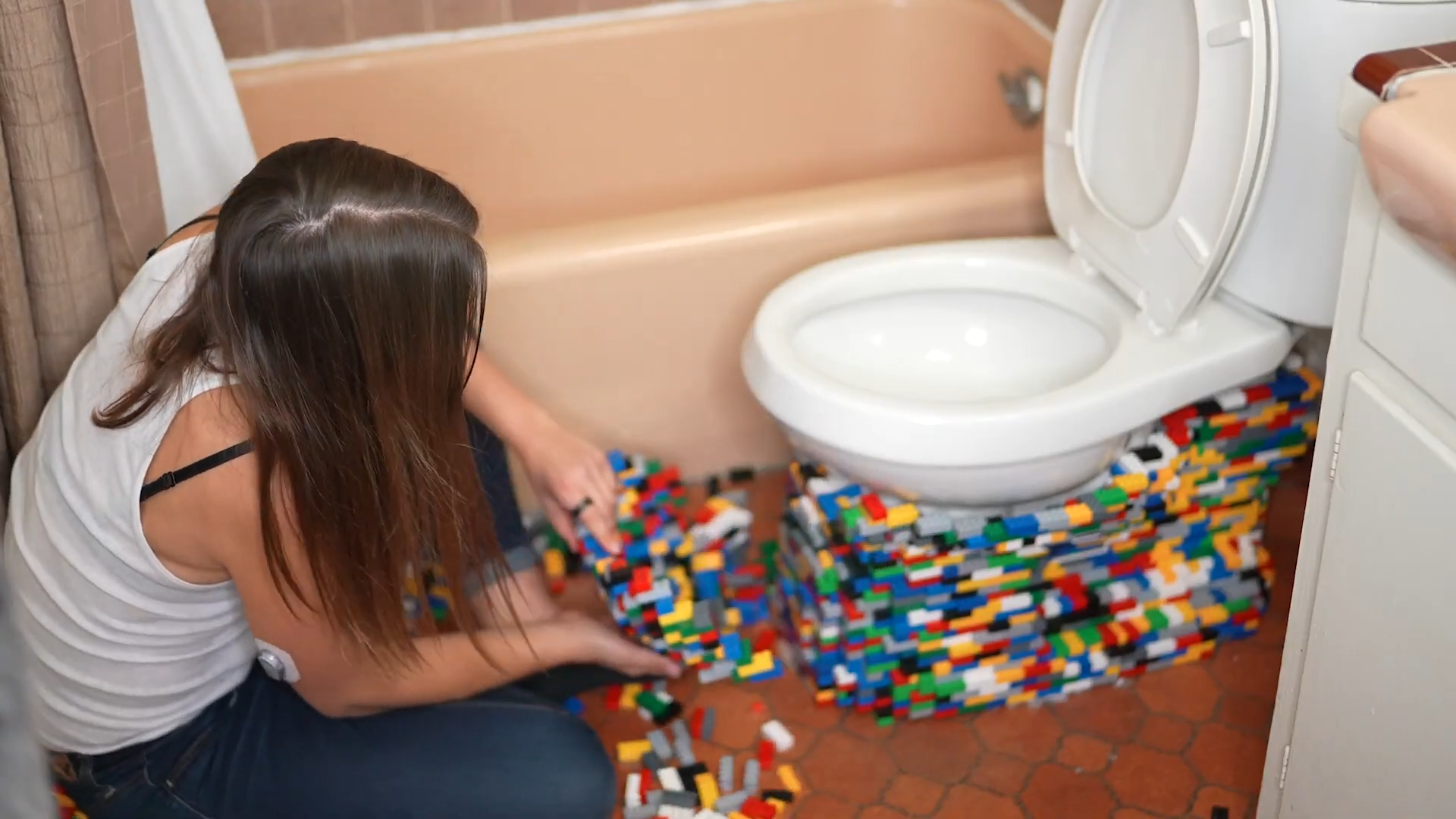 Ali Spagnola designed a fully working toilet using LEGO bricks
