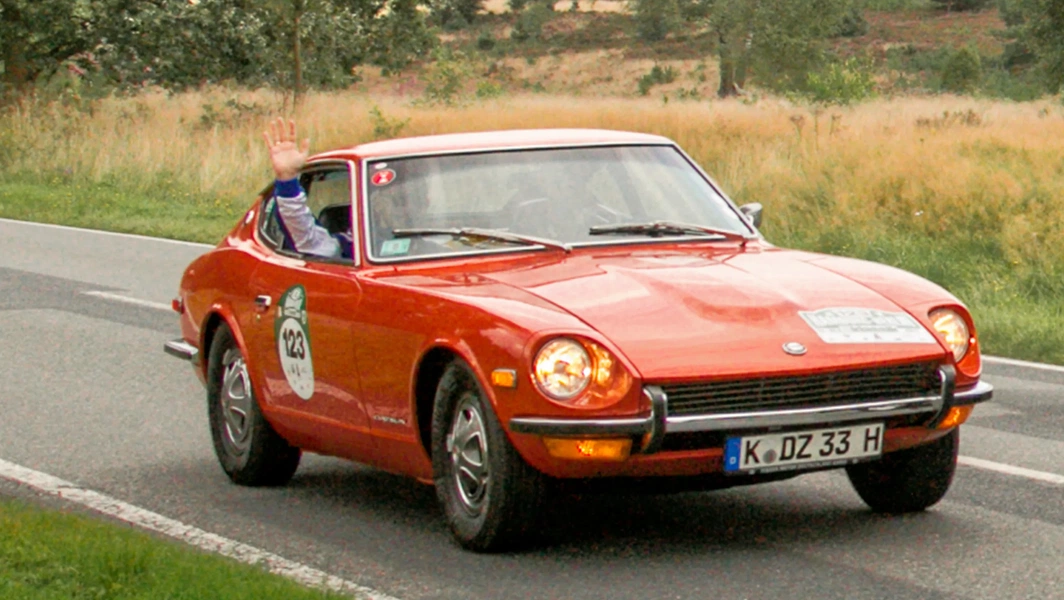 Datsun 240Z and Porsche 911T compared