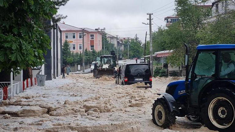 Üç kenti dolu vurdu! Sokaklar bembeyaz oldu, yollar kapandı