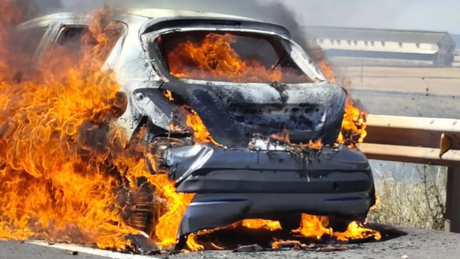 El incendio de un coche en la A-23 provoca una espectacular columna de ...