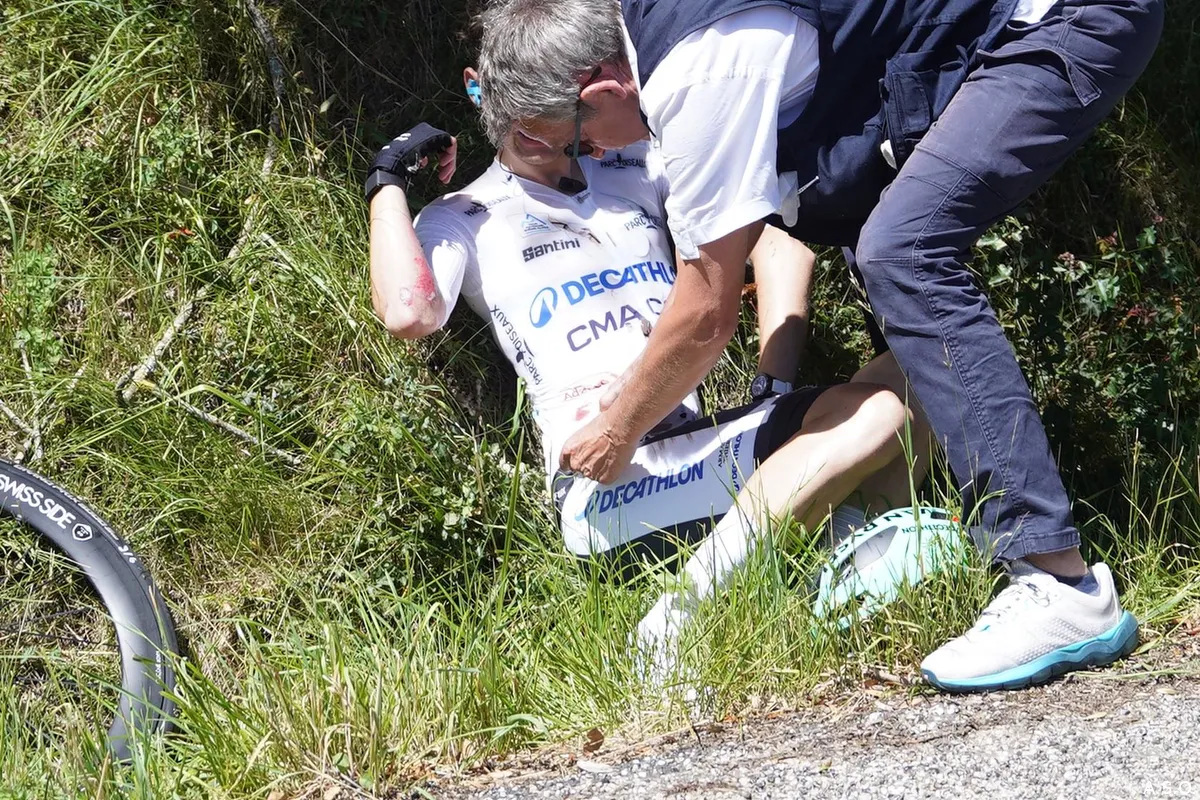 Paul Seixas crashes hard in stage 7 of Tour Auvergne-Rhône-Alpes, race ...