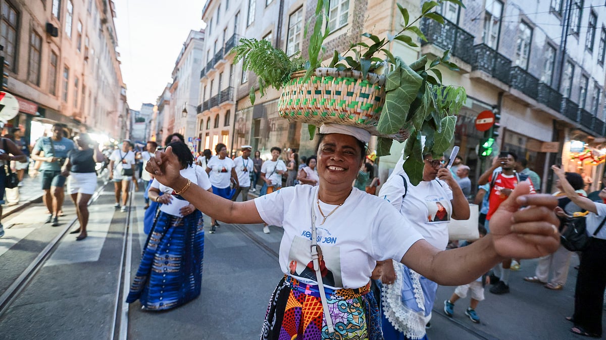 Sardinhas, manjericos e bailaricos. Assim se fez a noite de Santo ...