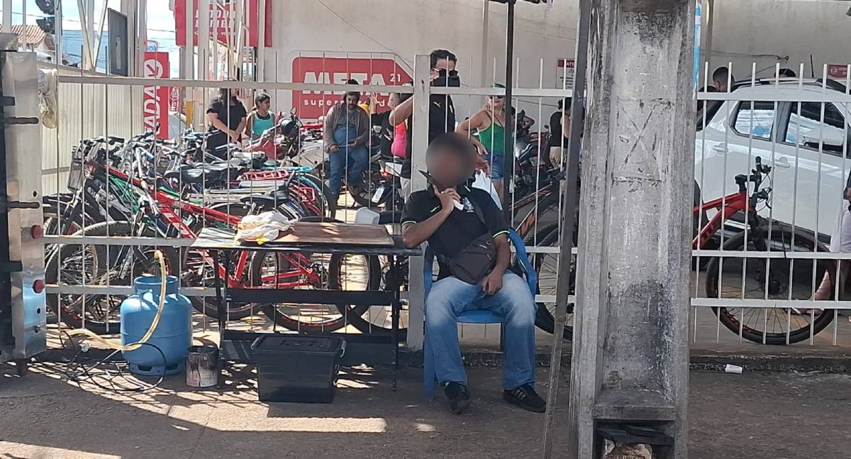 Vendedor ameaça a própria vida em supermercado da capital