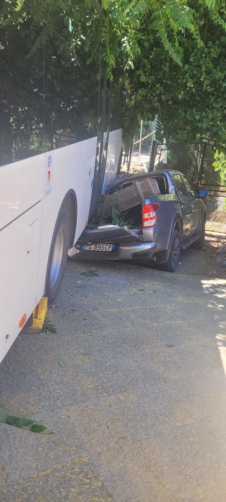 Erice, bus dell’Ast in retromarcia travolge la cancellata e un’auto ...