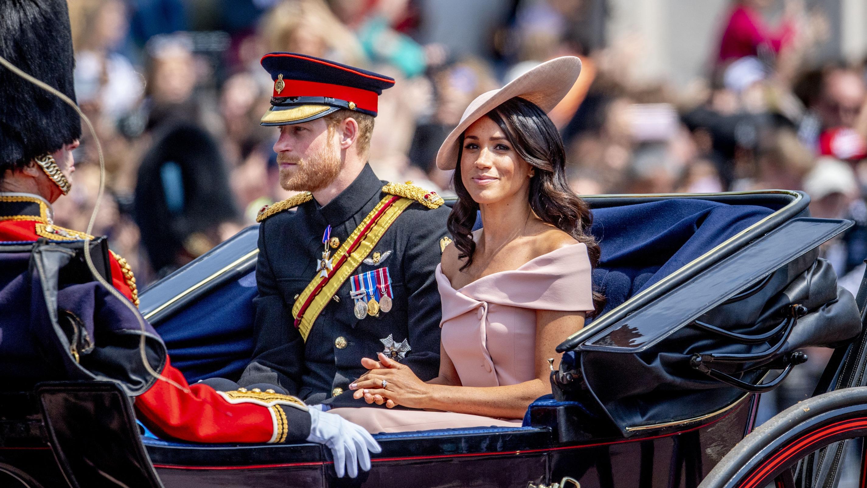 FASHION STORY - Trooping the Colour : le premier et rare look de Meghan ...