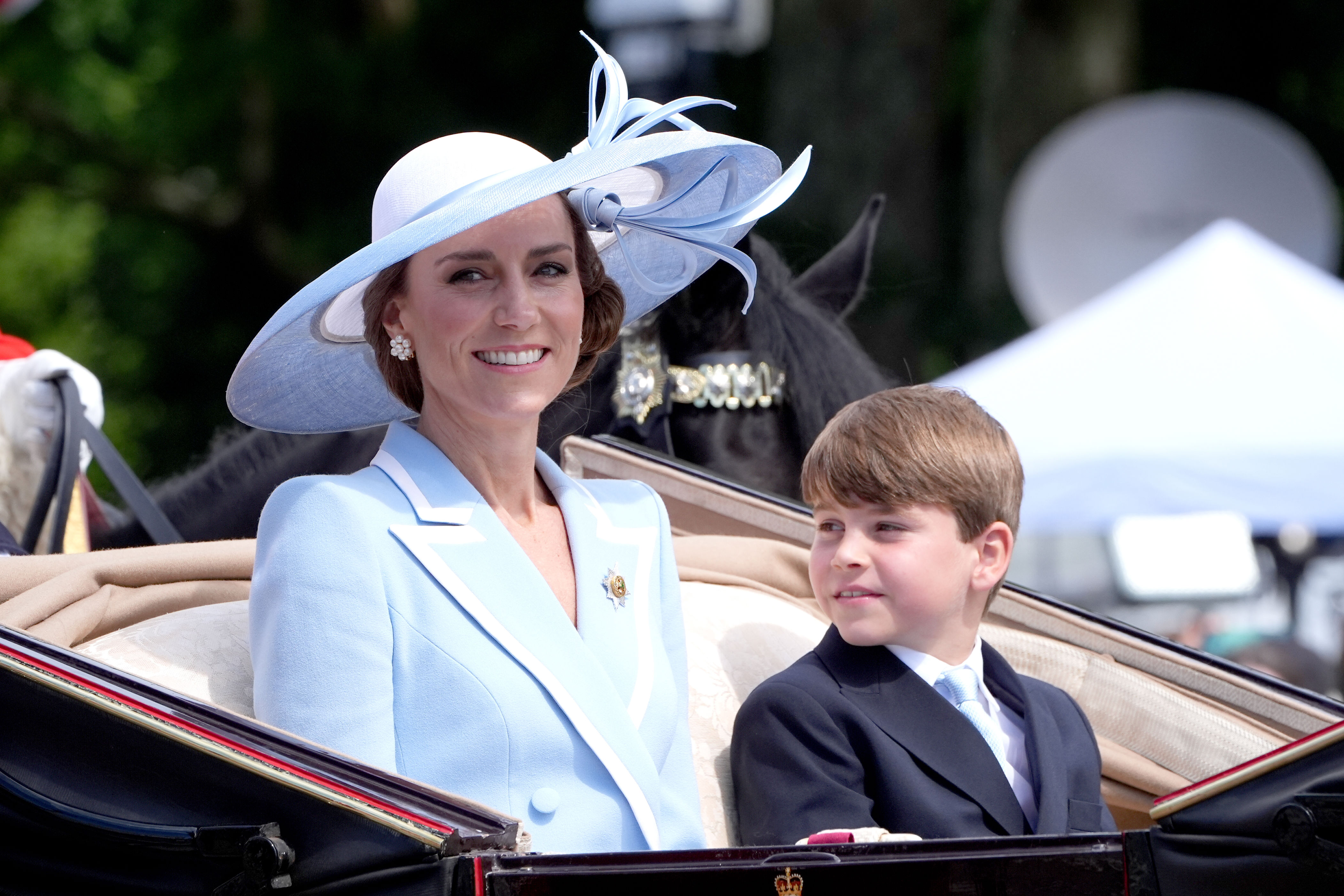 Kate en kroost stralen in lichtblauw tijdens Trooping the Colour
