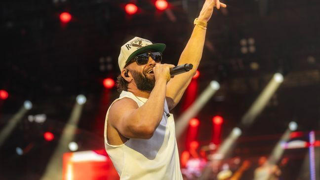 Thousands crowd downtown WPB for first day of '5 O'Clock Somewhere Fest'