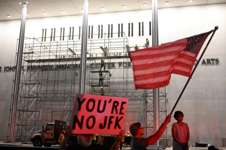 Trumps naam van Kennedy Center gehaald