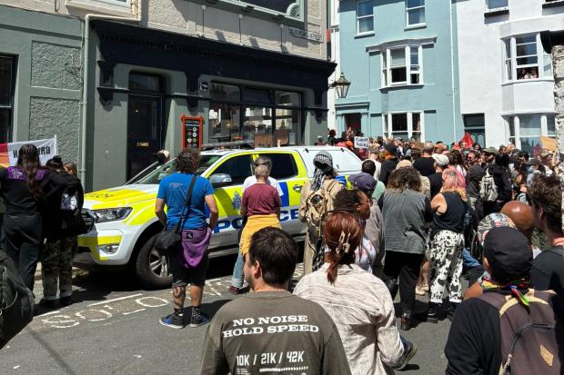 Pub owners 'feel stupid' as right-wing protesters become trapped inside
