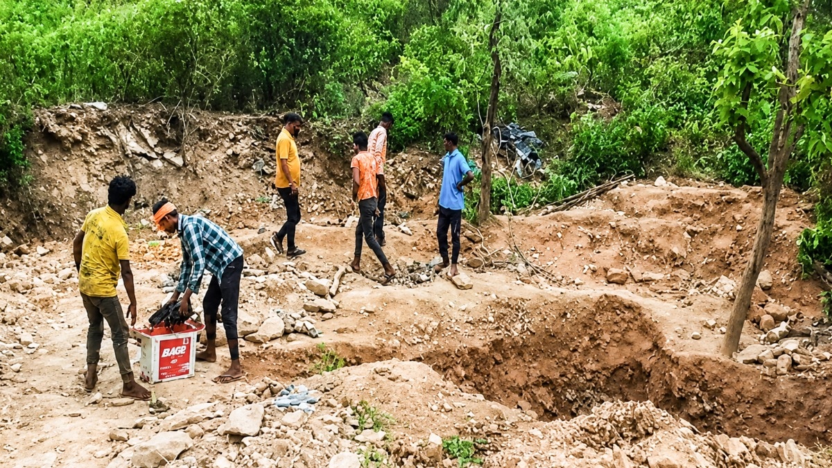 4 die after inhaling toxic gases in illegal coal mine in Jharkhand