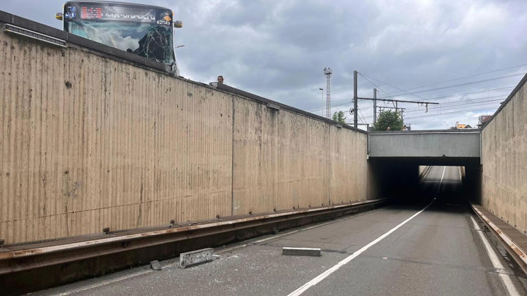Bus van De Lijn botst tegen tunnel in Lier: 3 lichtgewonden en ...