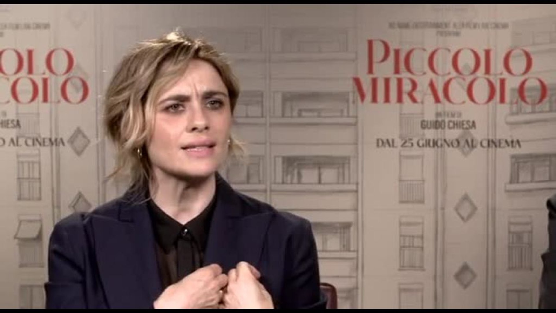 Greta Scarano in "Piccolo miracolo": una non vedente che cura gli altri