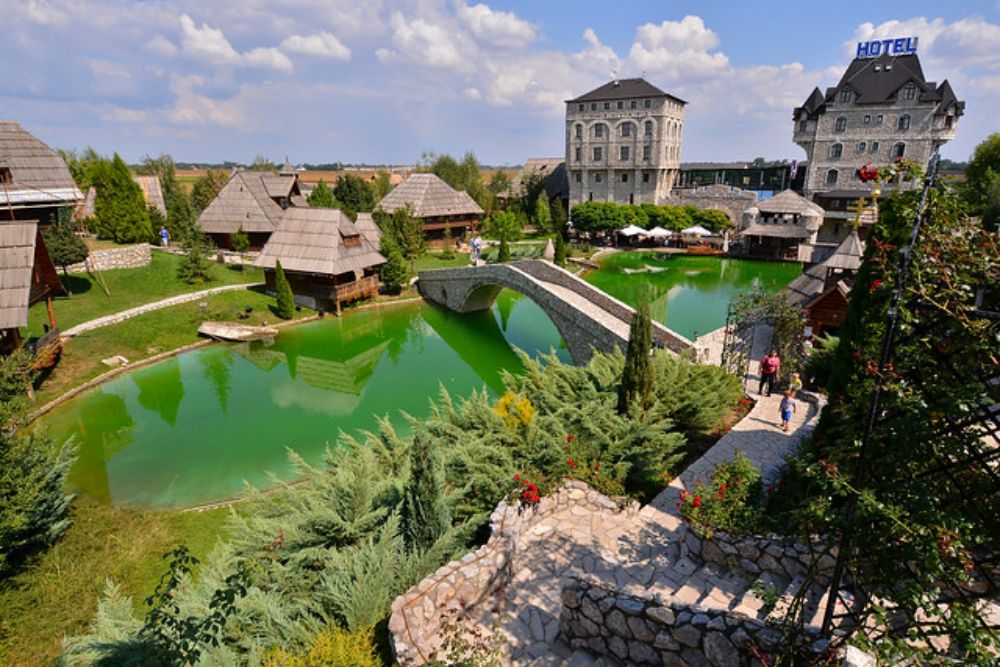 20 floating hotels on remote lakes