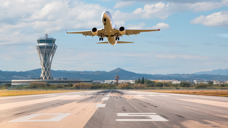 The meaning behind those strange airport runway numbers, explained
