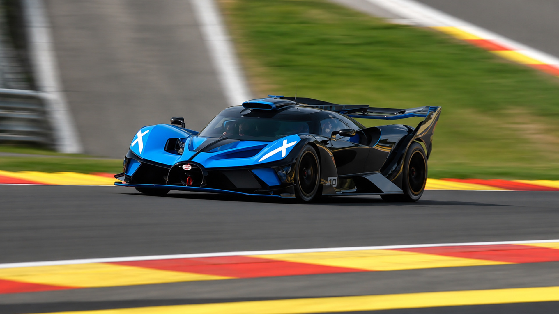 Bugatti Bolide attacks the track at full speed