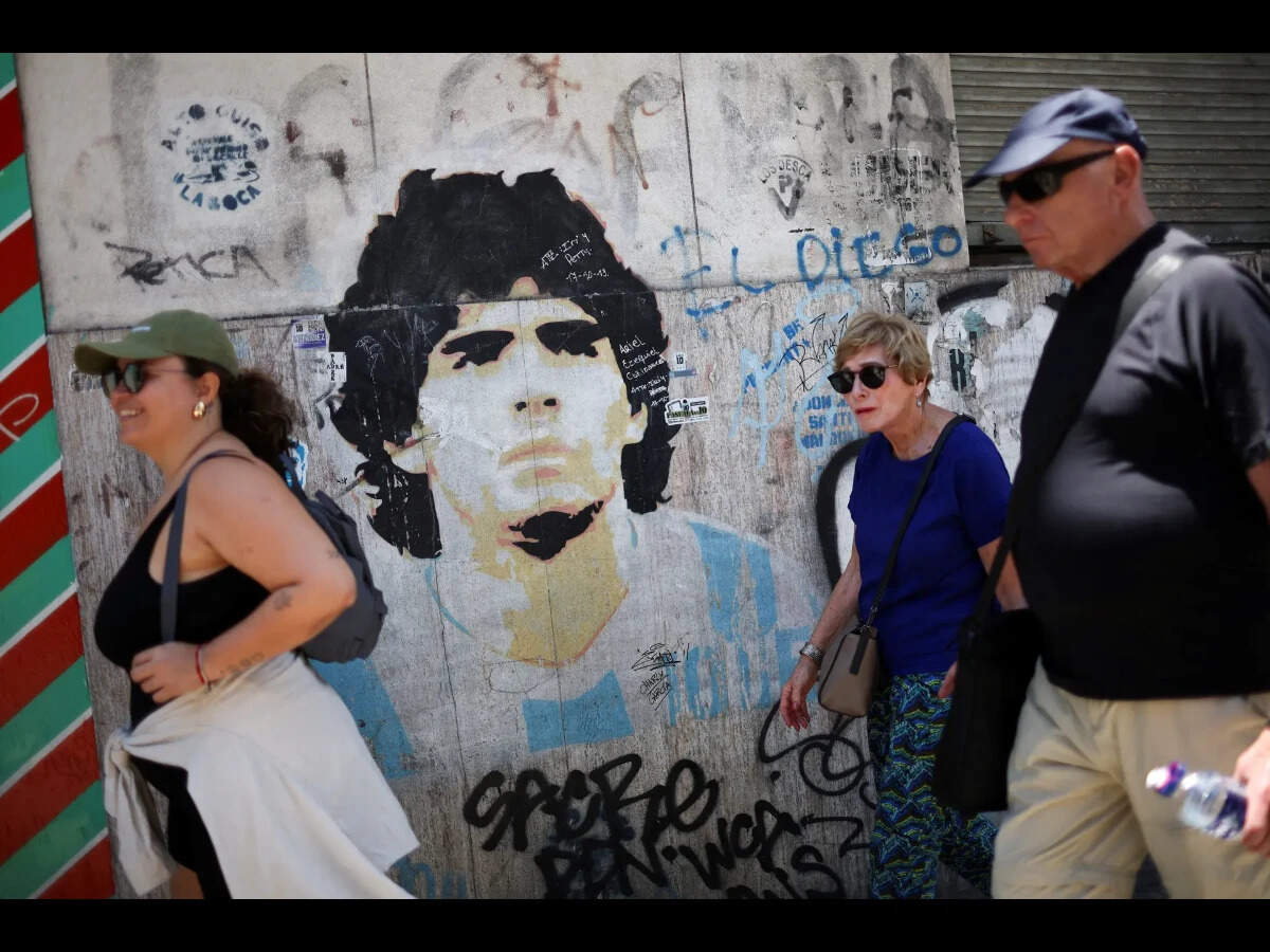 Quote of the day by Diego Maradona: "I am black or white, I'll never be ...