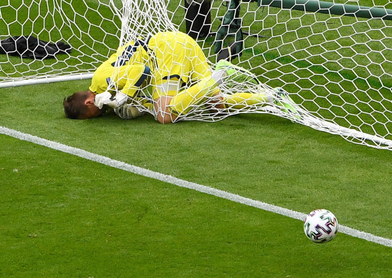 Scotland build up to opening game, England investigate camp theft