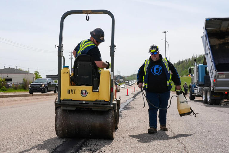 Frustrated Fort McMurray residents fill Highway 63 potholes themselves
