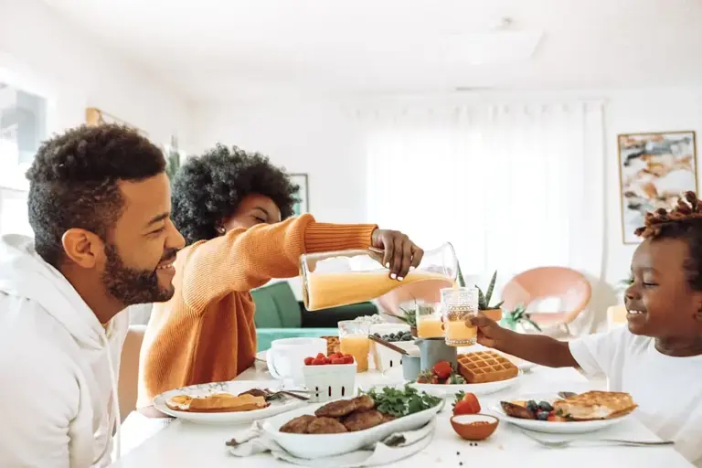 7 table manners that instantly reveal your upbringing