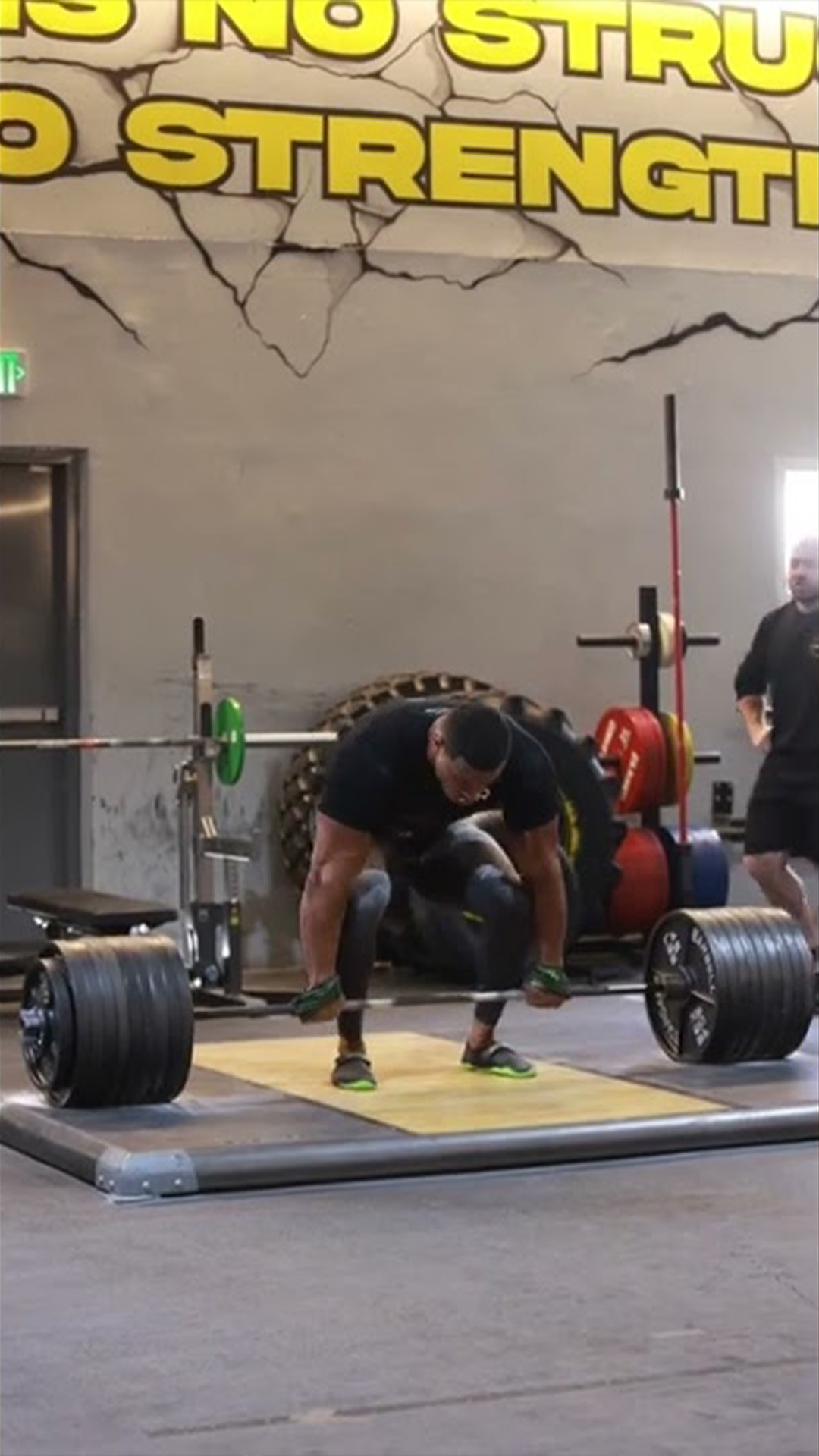 Larry Wheels makes 930 lbs look easy with 3 massive reps