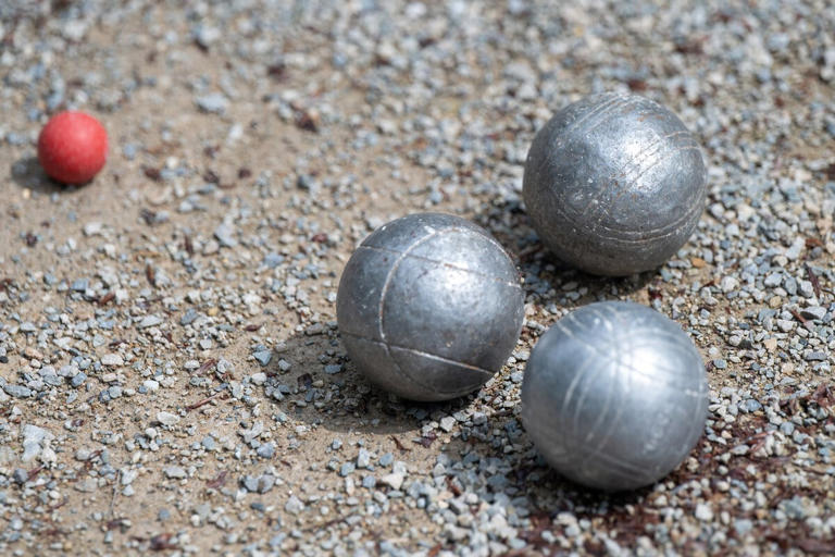 Spielspaß zur feinen Kost: Boule-Bahn am Elbufer