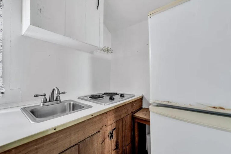 Tiny 189-square-foot Cape Cod cottage that is just steps from the beach ...