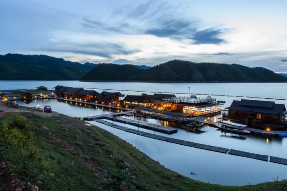 20 floating hotels on remote lakes