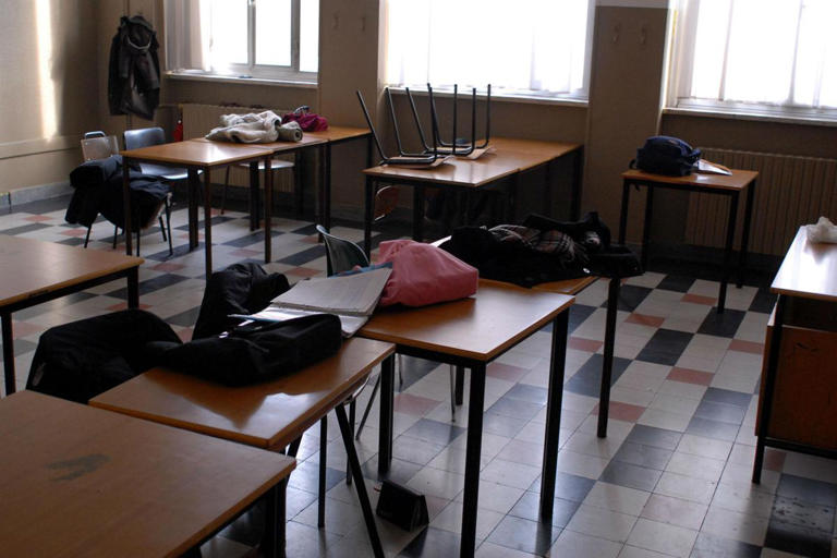 Modena, studente punta pistola giocattolo contro il prof: "Era uno ...