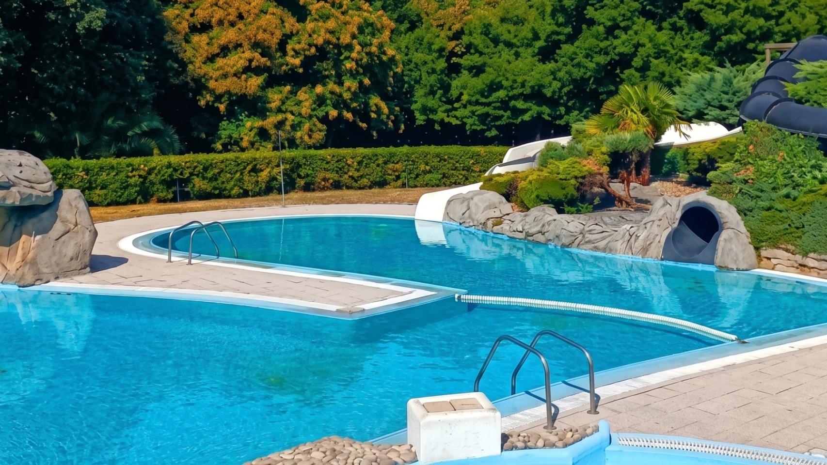 El pueblo español con un gran complejo de piscinas con toboganes y ...