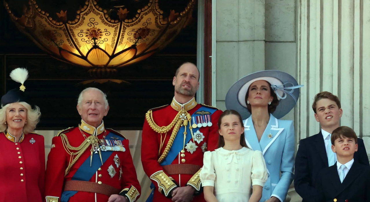 Re Carlo III, parata del compleanno a Londra: corteo da Buckingham Palace