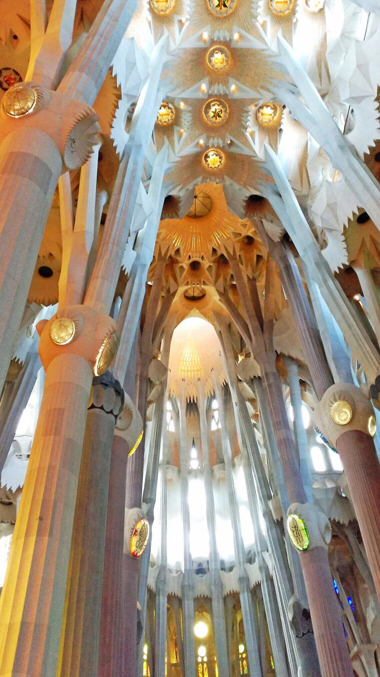 La Sagrada Familia, la interminable obra de Gaudí, bendecida por el Papa
