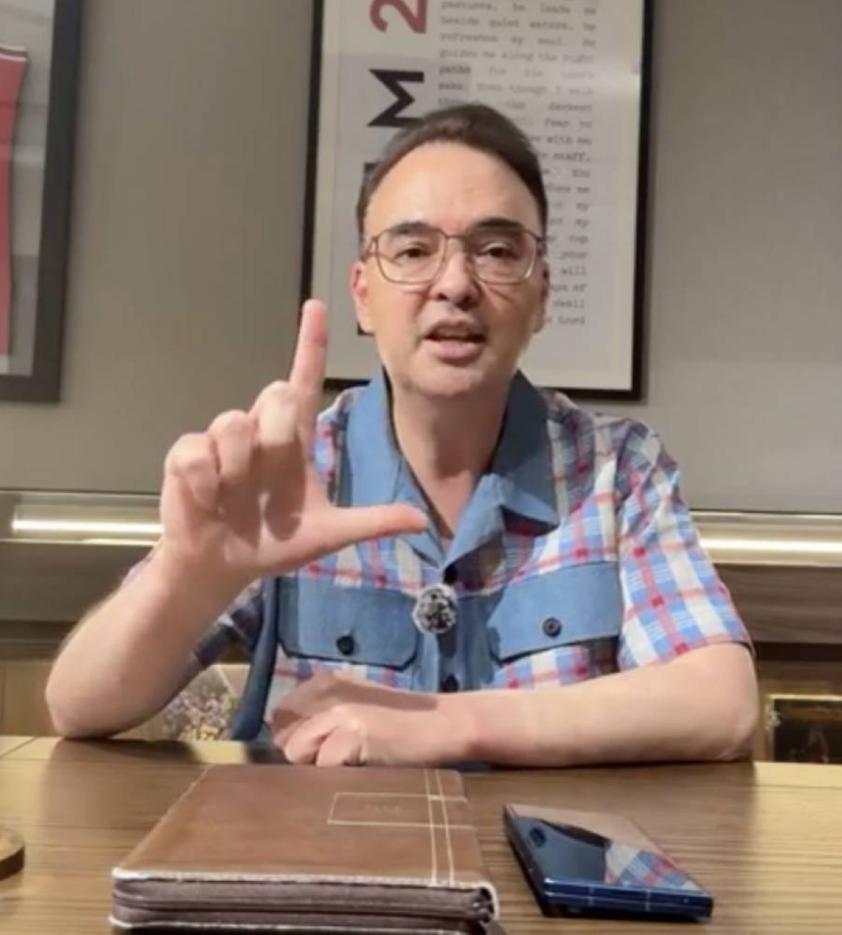 LP hits at Cayetano’s ‘laban’ sign
