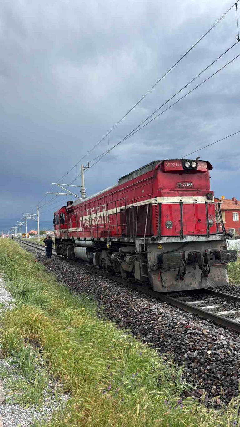 Kayseri’de hafriyat kamyonu ile lokomotif çarpıştı: 2 yaralı