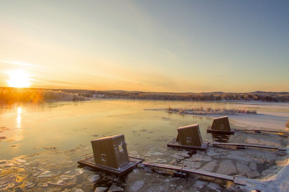 20 floating hotels on remote lakes