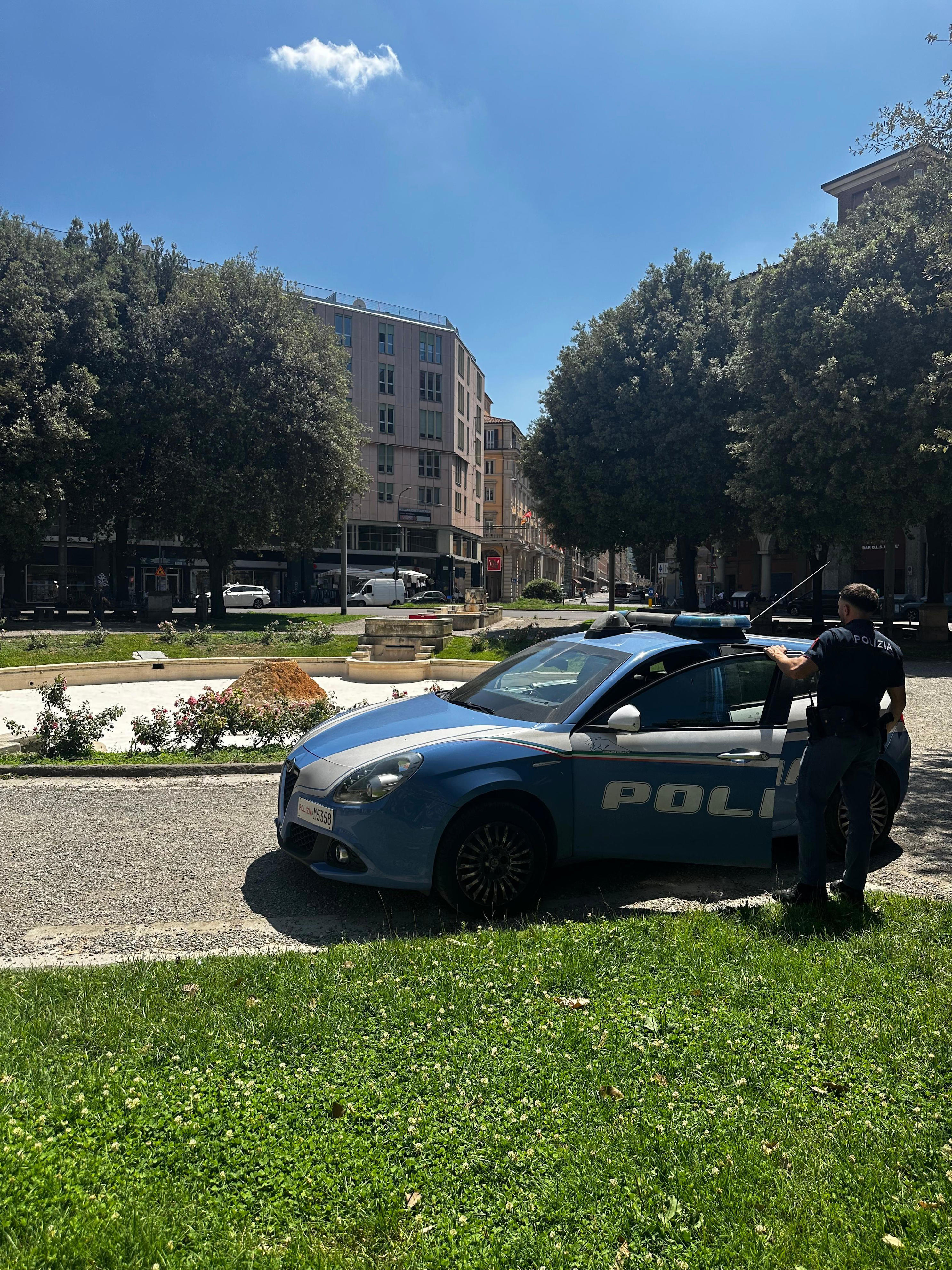 Crack a Bologna, arrestato un pusher in flagranza: nascondeva le dosi ...