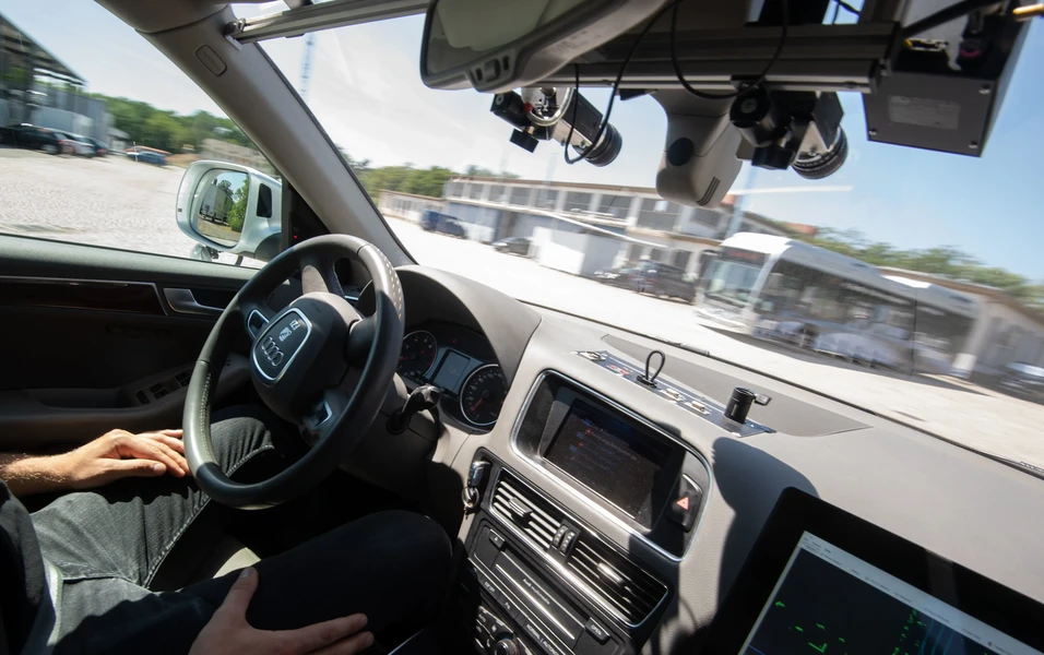 Penn State develops human-eye-like sensor for driverless cars