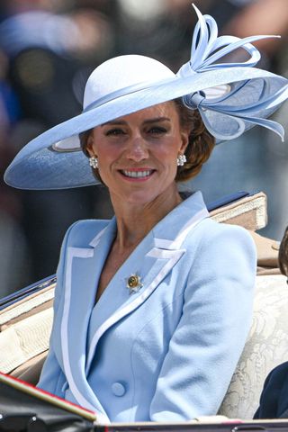Kate Middleton’s blue outfit draws comparisons to Princess Diana’s ...