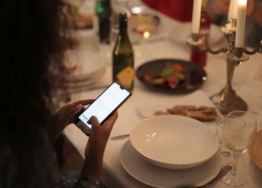 7 social habits that frighten people who were raised with real manners