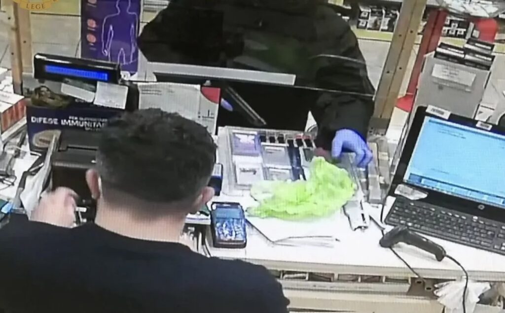 Terrore in farmacia al Collatino: rapina lampo da mille euro. Caccia al ...