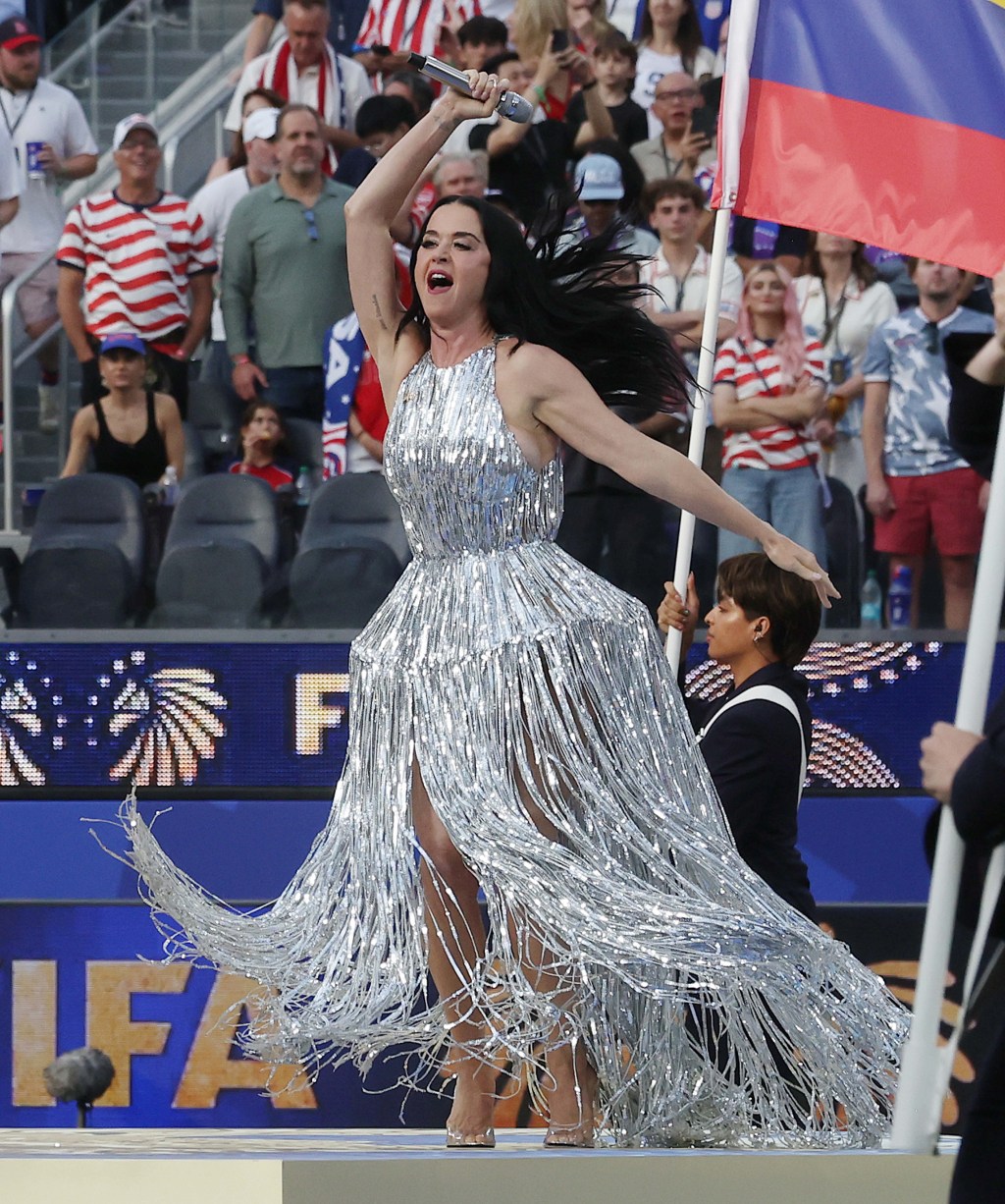 Katy Perry, Justin Trudeau pack on the PDA at World Cup match after her ...