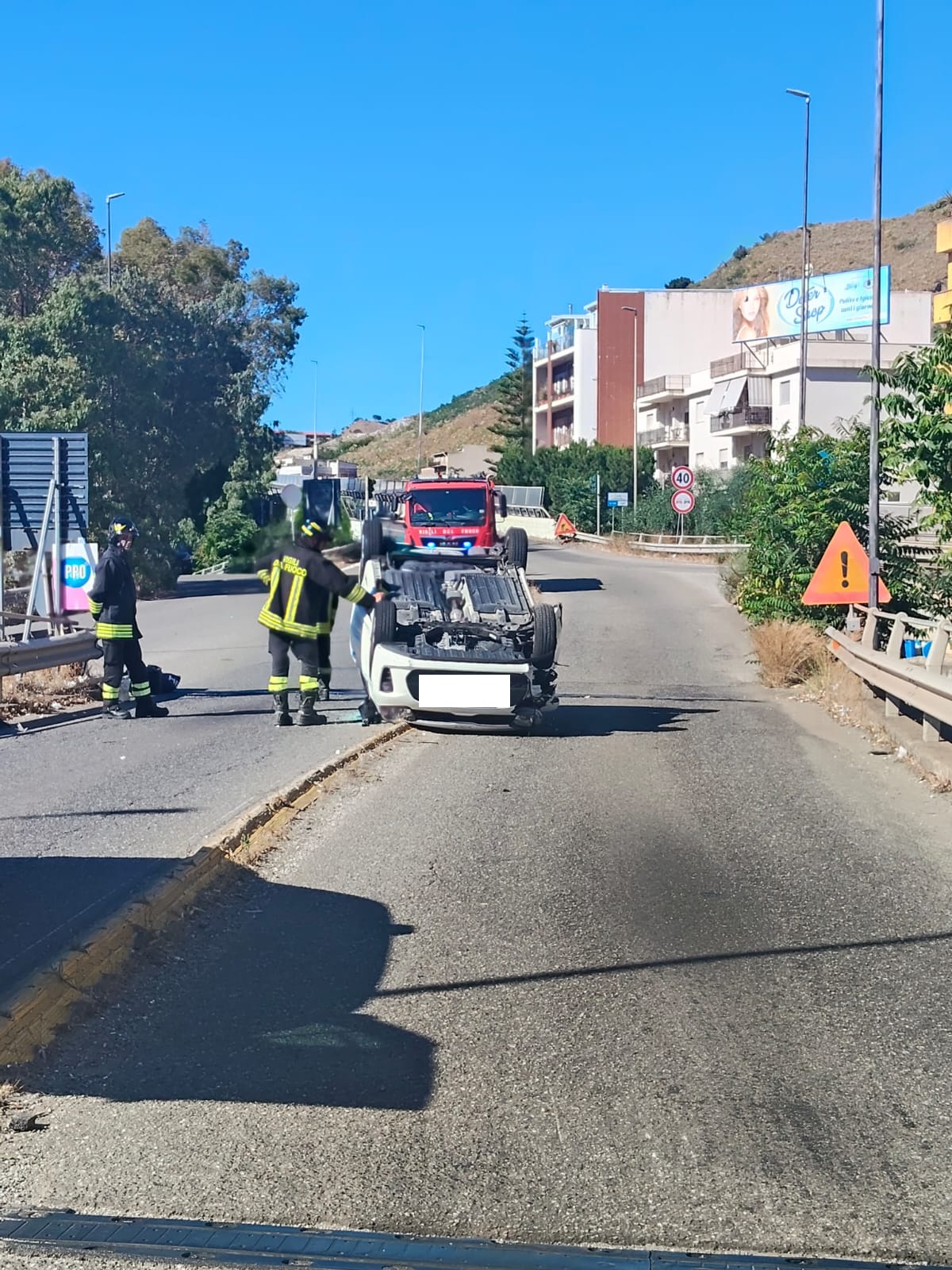 Incidente a Reggio Calabria: auto si ribalta nei pressi del porto, 3 feriti