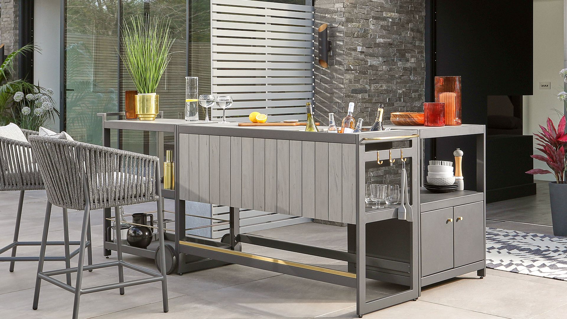 Stylish outdoor bar ideas